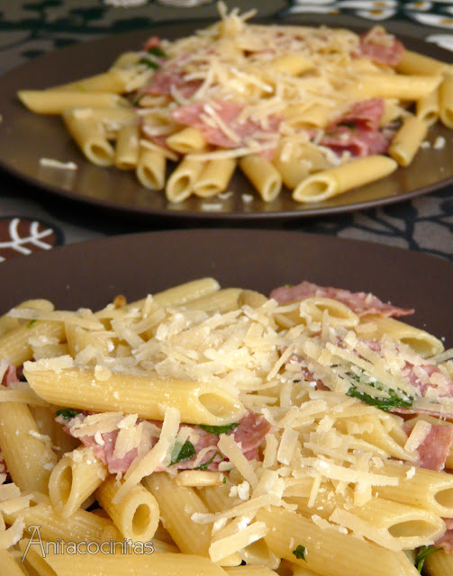 Anita Cocinitas: Pasta con salami, rúcula y piñones