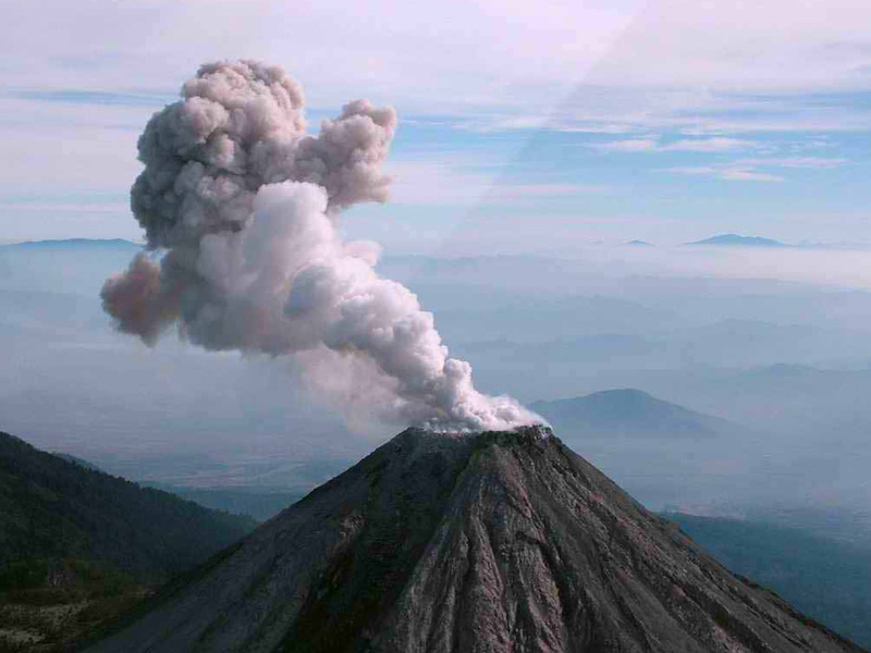 volcanes : volcan de colima