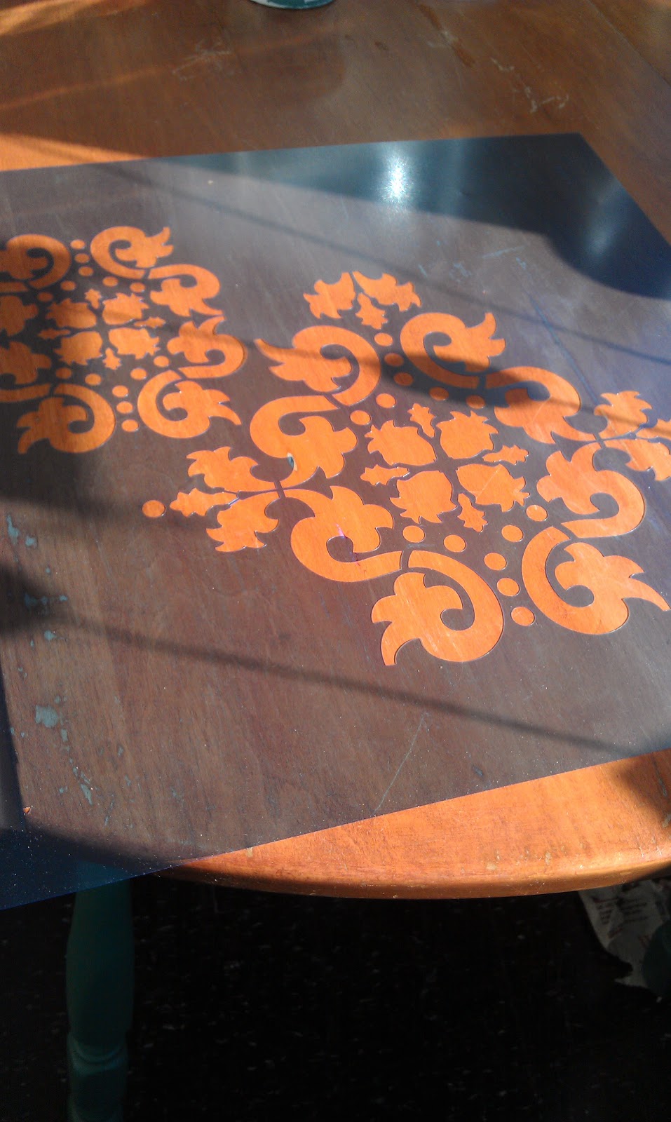 Galeria CTR: Stenciled Kitchen Table Upcycle