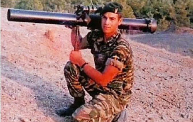 Intrinseco y expectorante: Manolis Bikakis: Un héroe griego