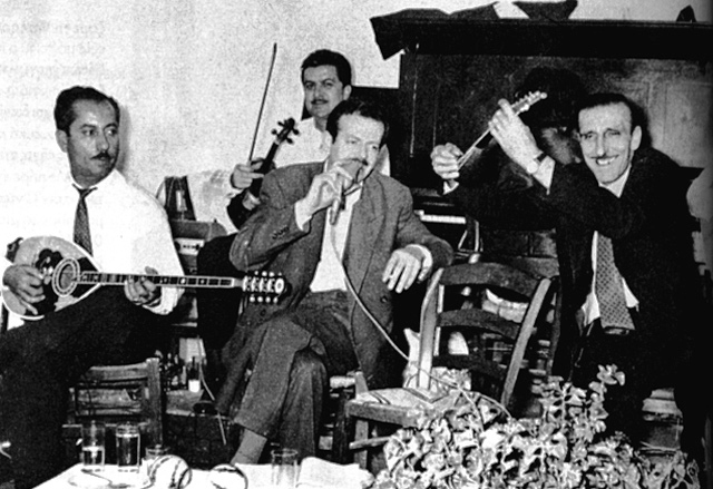 «Στα Τρίκαλα στα δυο στενά, σκοτώσανε τον Σακαφλιά. Δυο μαχαιριές του ...