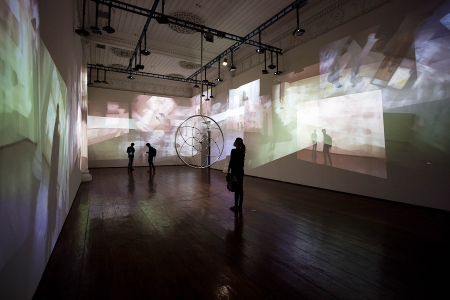 Gary Hill plays with imageries and glass fragments at KMB 2016