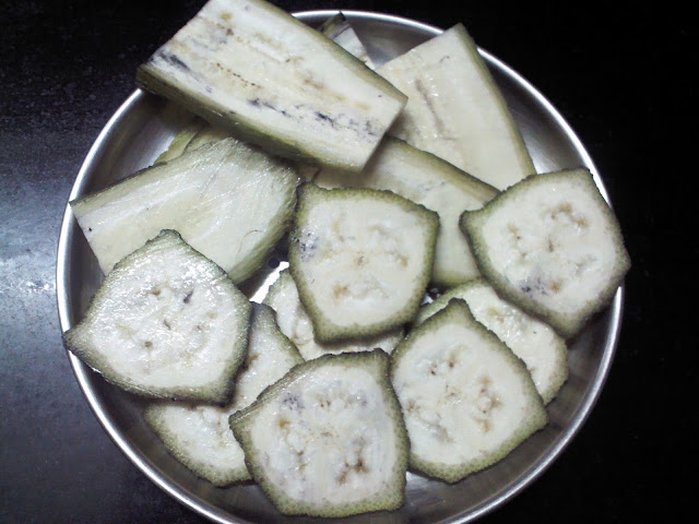 Nimmy's Kitchen: Raw Banana Fritters / Vazhakka Bajji