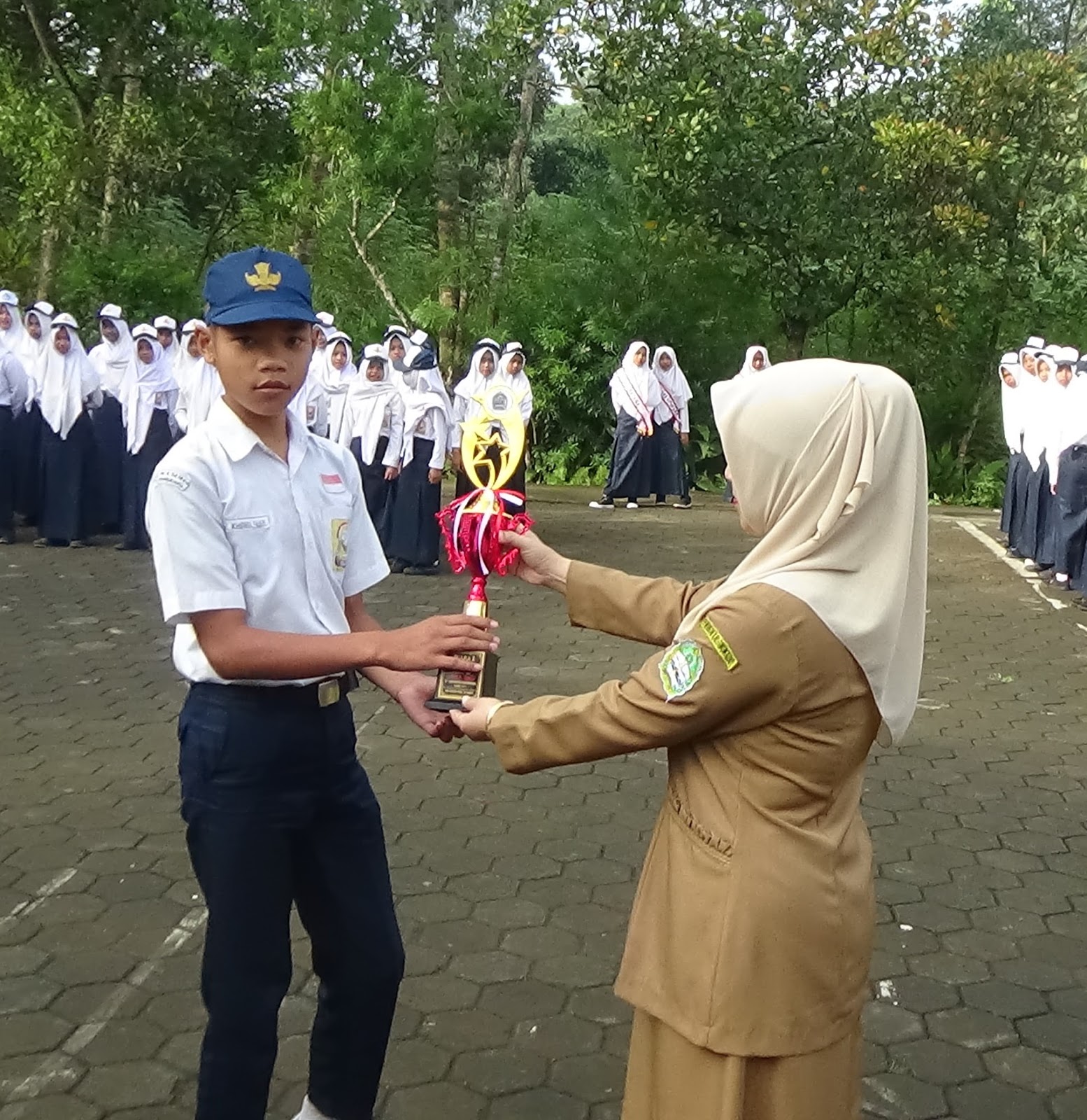 Persembahan Tiga Siswa Berprestasi Untuk SMPN 4 Semin. | SMPN 4 SEMIN