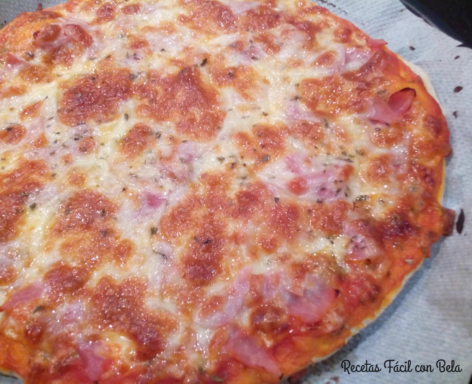 Pizza de jamón y queso con base de pizza casera / Pizza prosciutto ...