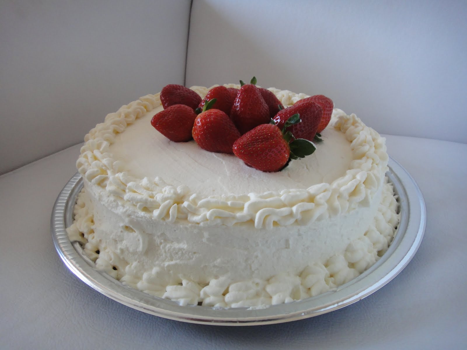 Bolo de Morango | VIP CUPCAKES & BOLOS DECORADOS