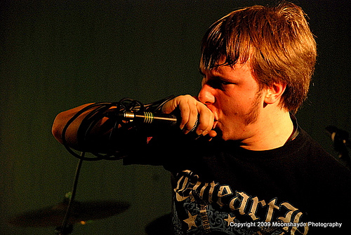 CEREBROS EXPRIMIDOS: Austin Dickinson... Debuta con Rise To Remain