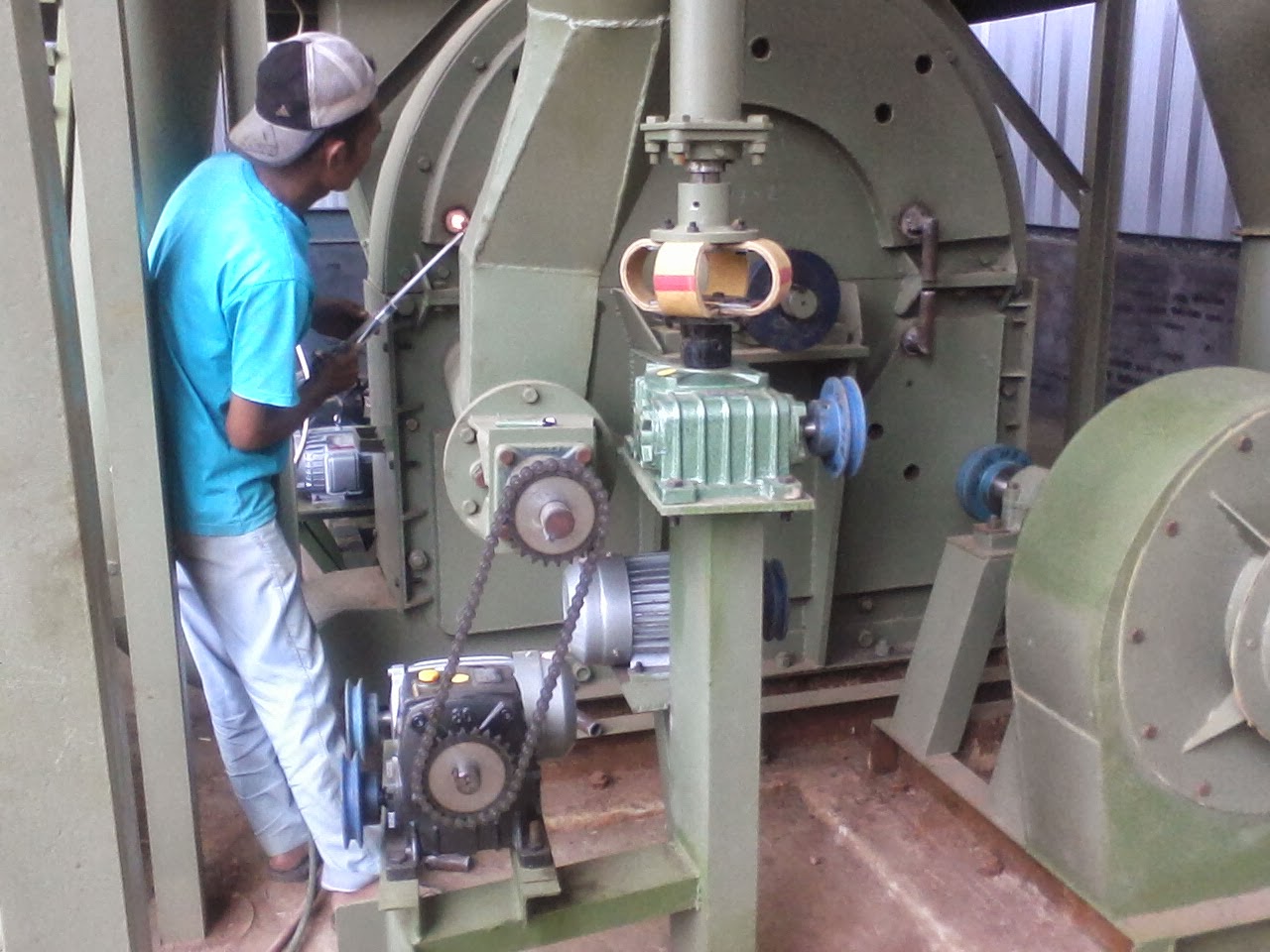 MESIN TEPUNG MULTIGUNA: Mesin Penepung Batok kelapa Onggok Serbuk kayu.
