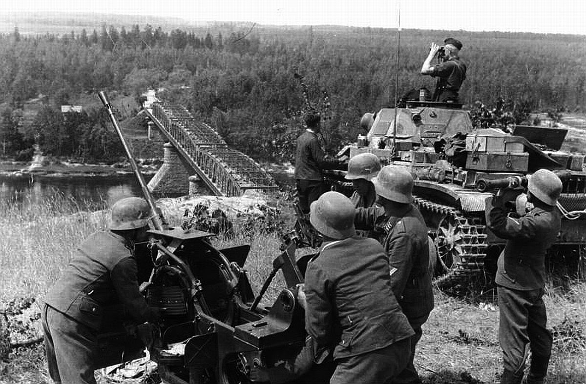 World War II History: German units take reconnaissance before crossing ...