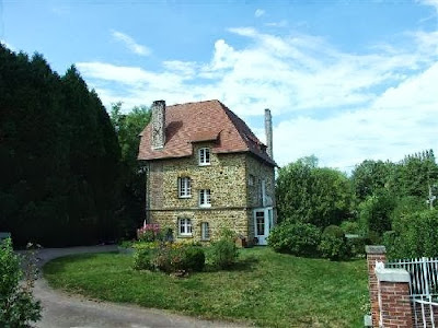 diplodocus continental: Ma maison hantée à Guerquesales près de Vimoutiers