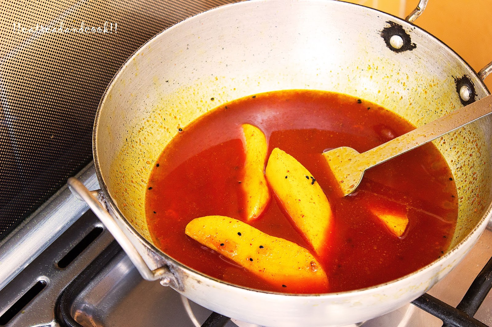 Kalo Jeera die Macher Jhal / Bengali Spicy Fish Curry with Nigella Seeds