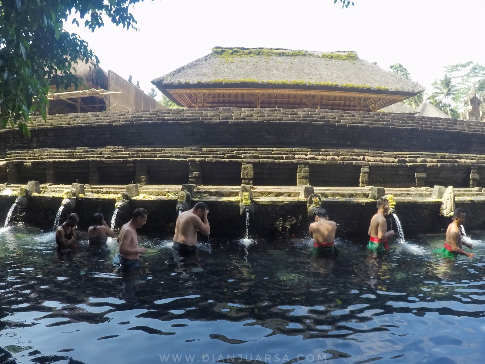 Wisata Indonesia Bagus: Tradisi Melukat di Pura Tirta Empul