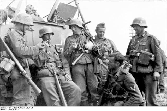 HISTORY IN IMAGES: Pictures Of War, History , WW2: BATTLE FOR ...