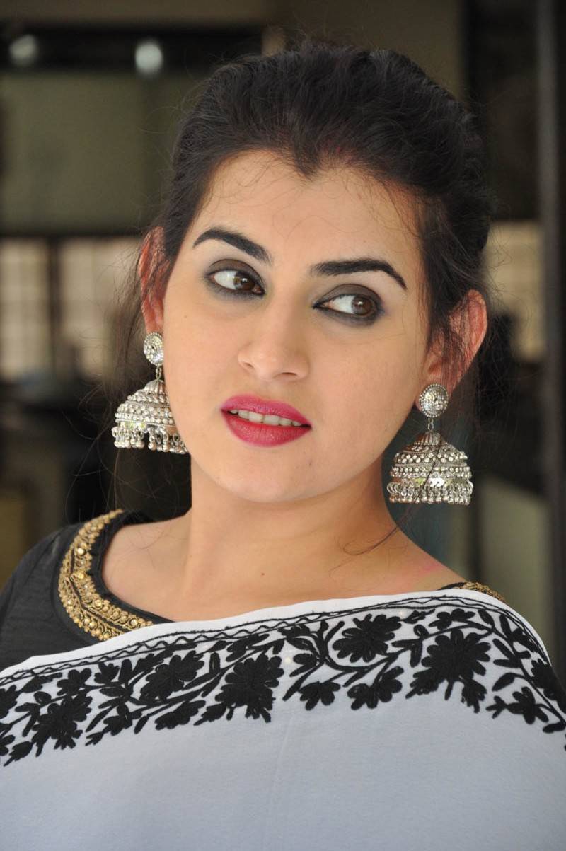 South Indian Actress Archana Veda Hot Hip Navel Photos In White Saree