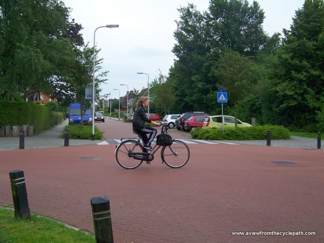 A view from the cycle path: The myth of the "standard Dutch junction"