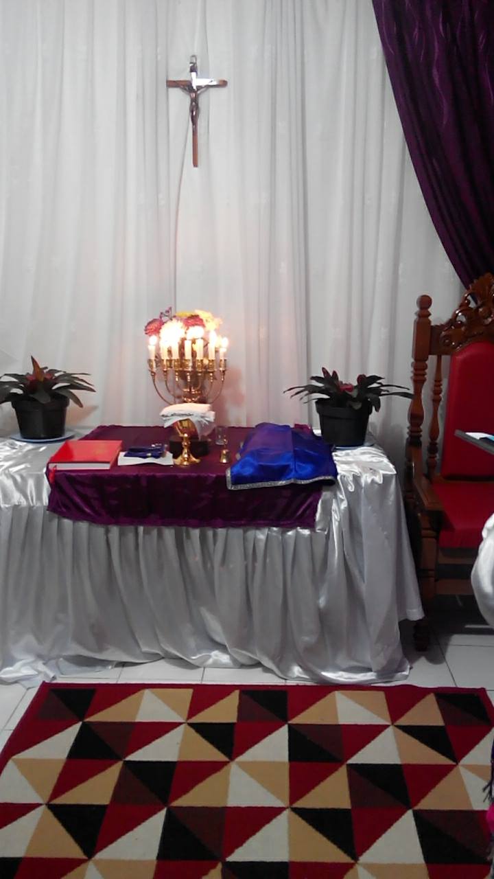 GEREJA NASRANI INDONESIA: SUJUD DI ALTAR (MEZBAH) NYA