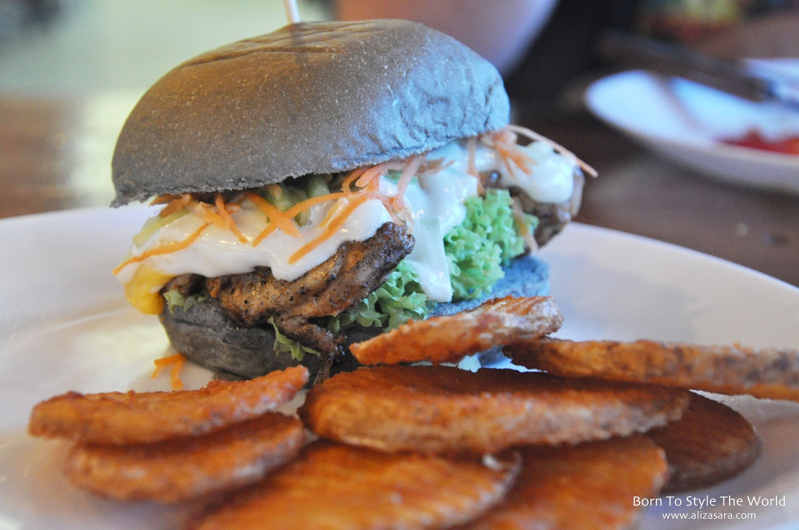 Sara Wanderlust: Big Hug Burger // U.S Fries & Burgers Fiesta