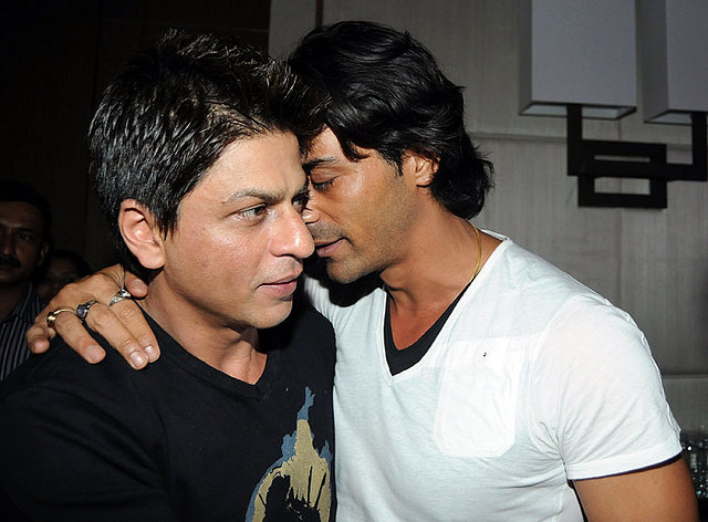 Shah Rukh-Arjun Rampal End Cold War With A Hug | Spicy Bollywood Masala
