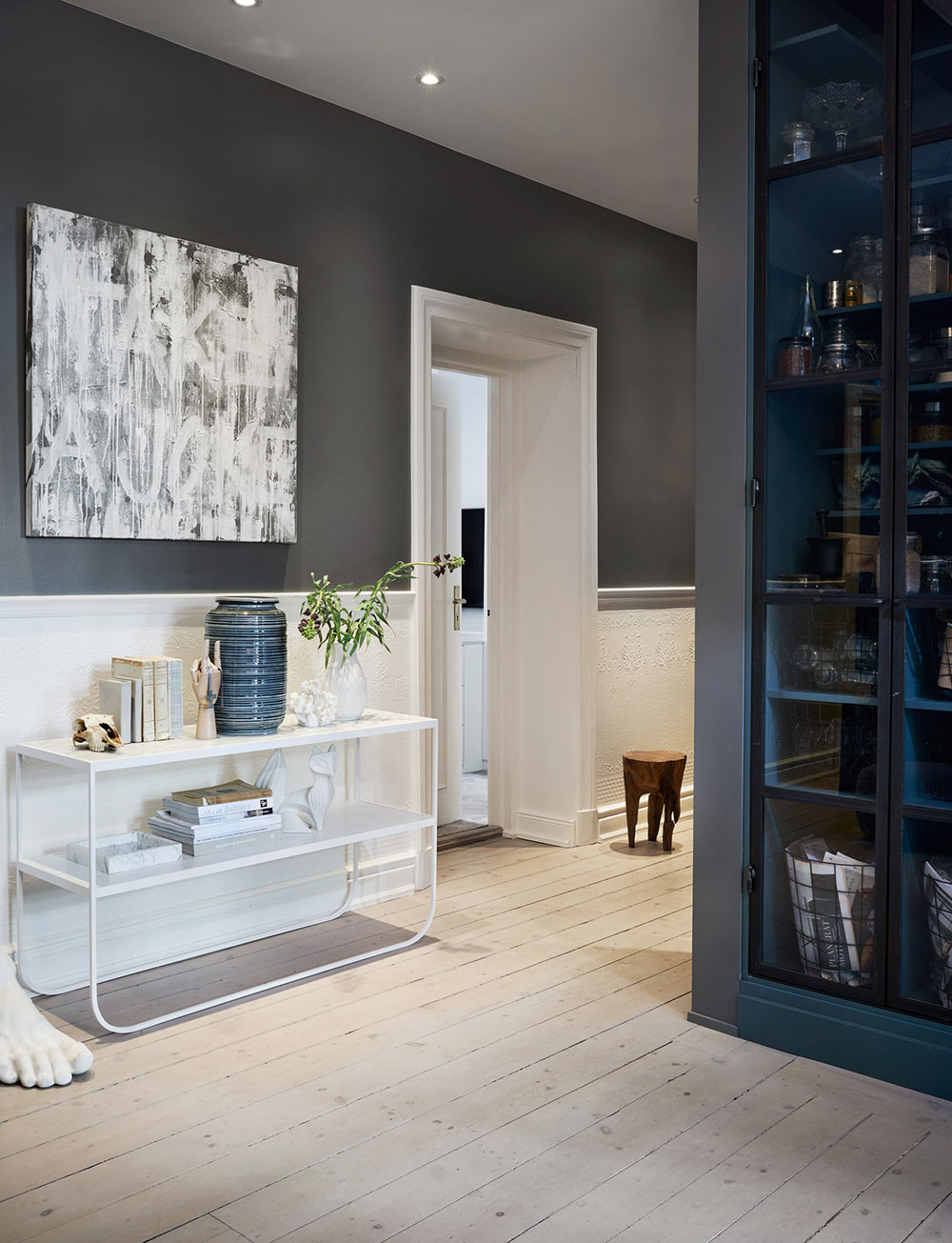 A sophisticated Stockholm apartment in blue tones