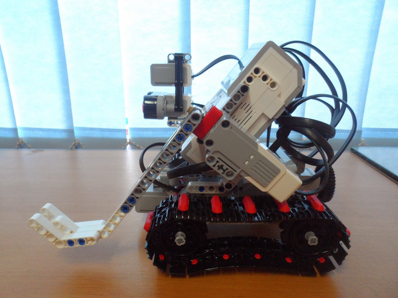 RoBoTiCS® education centre: Track Bot EV3