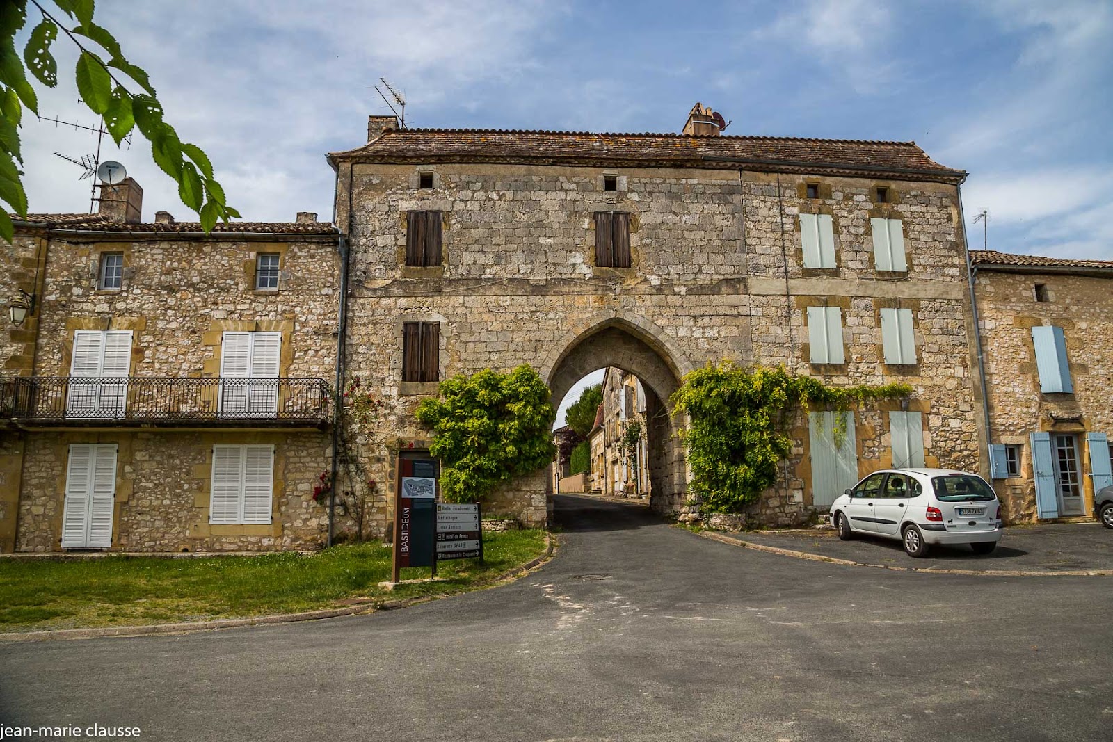 Découvrir la France en photos: 44 - MONPAZIER. (Dordogne-24)