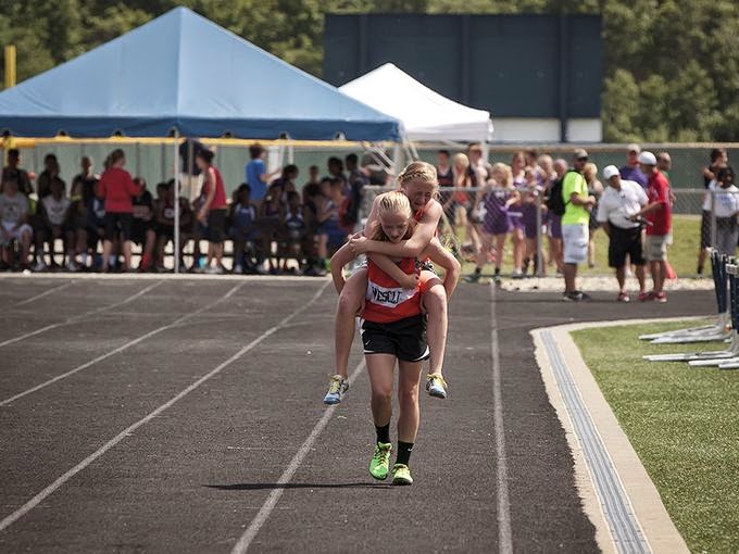 the other paper: Jr. high runner carries injured twin across finish ...
