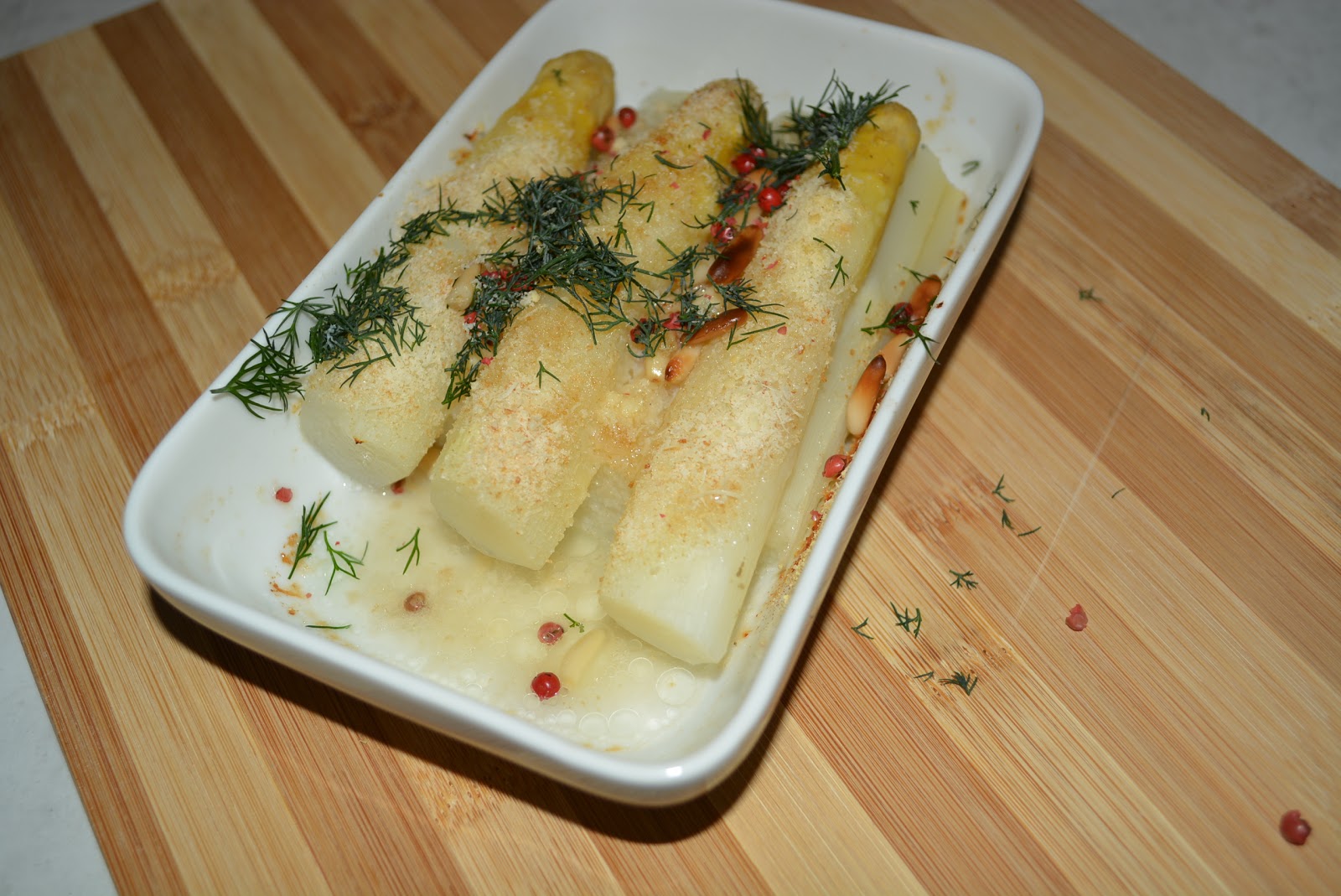 Weißer Spargel mit Pinienkernen und Parmesan gratiniert