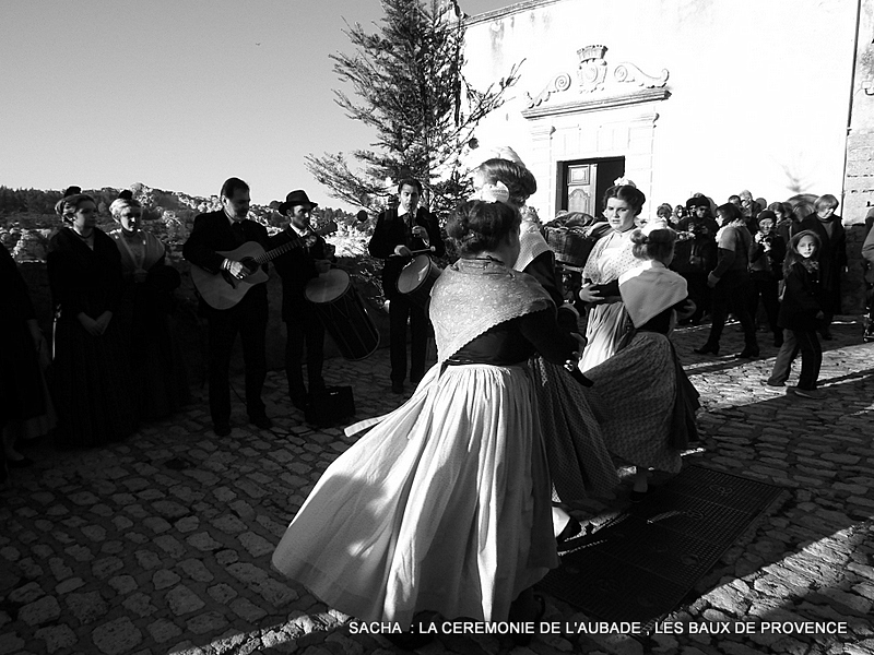Un jour....Une photo !: La cérémonie de l'aubade ; Les Baux de Provence ...