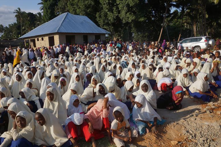 Balozi Seif Ali Iddi aweka jiwe la msingi la ujenzi wa skuli mpya ya ...