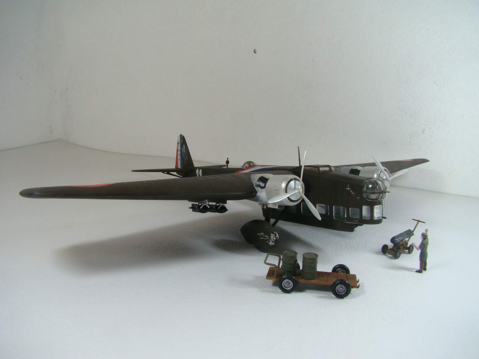 Pequeño Museo de Aviones: Amiot 143