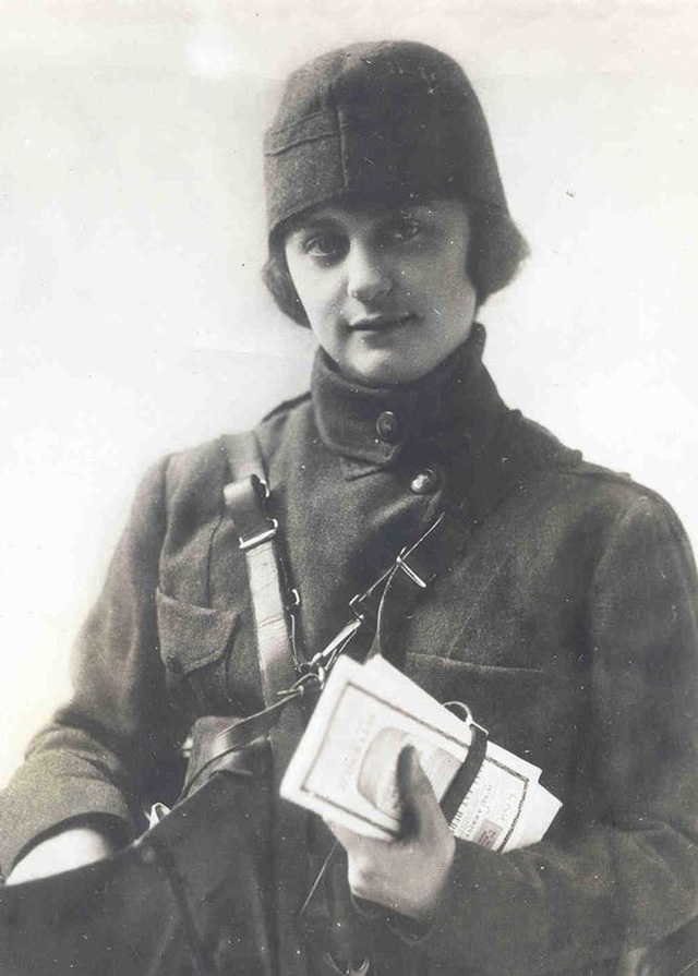 14 Rare Vintage Pictures Show Postwomen in the Early 20th Century ...