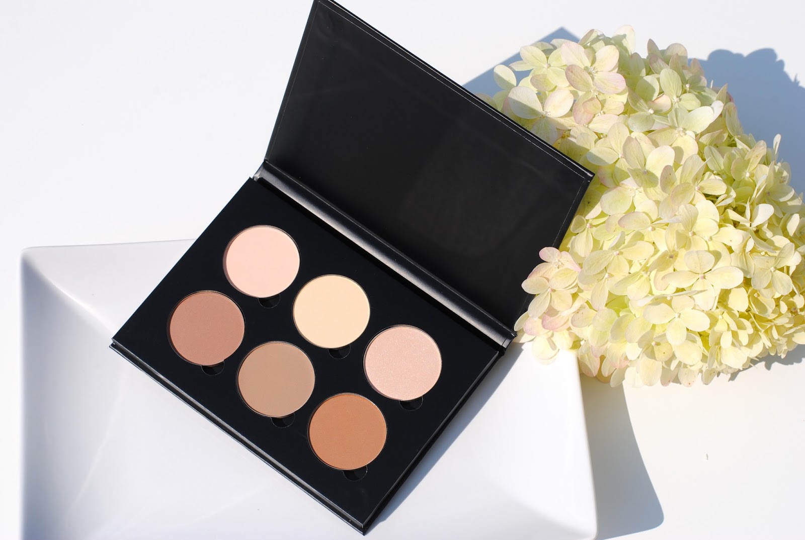 I AM A FASHIONEER: ABH - Contour Kit + GIVEAWAY!