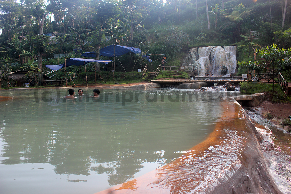 Kehangatan di Curug Cipanas Nagrak Kabupaten Bandung Barat