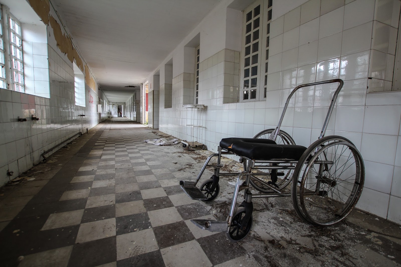 DONDE SOLO HABITA EL TIEMPO - URBEX GALAICO: El manicomio (1ª parte)