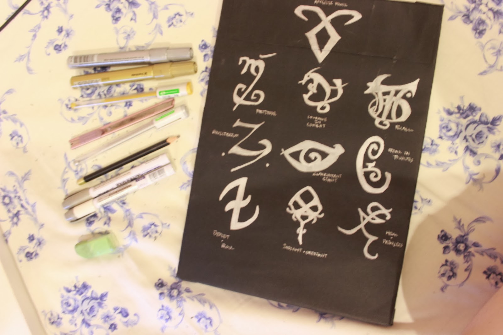 DIY | Book cover with Shadowhunter Runes - Dome · D-TTO