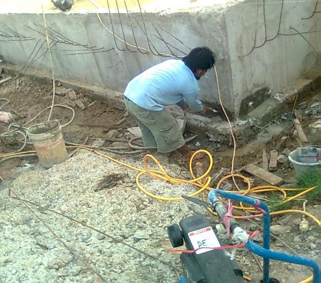 INJEKSI GROUTING STRUKTUR BANGUNAN BOCOR: INJEKSI GROUTING(suntik beton)