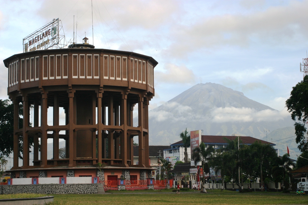 MENARA AIR KOTA MAGELANG | WILAYAH KEDU DAN SEKITARNYA