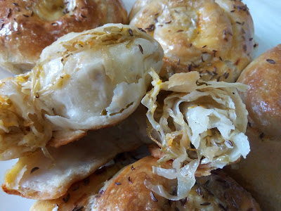 Hellena ...din bucataria mea...: Colacei crocanti cu varza murata si chimen