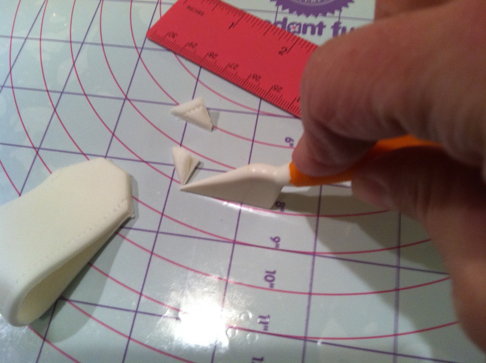 The Iced Queen: Loopy Fondant Bow