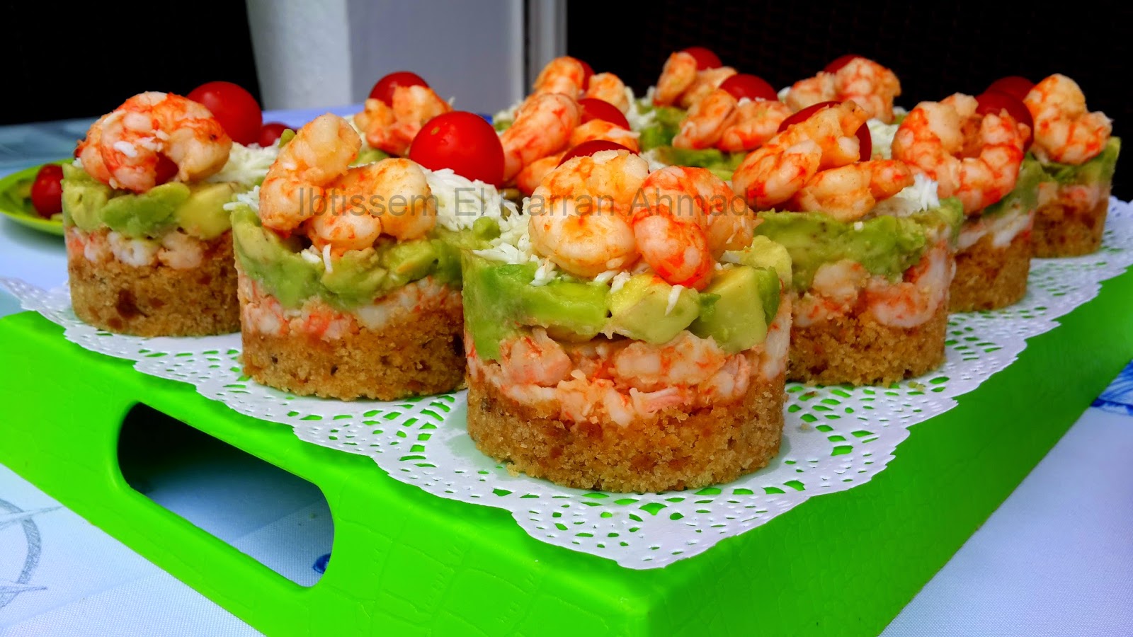 Délices et Caprices: Tartare de crevettes avocats sur un lit de pain ...