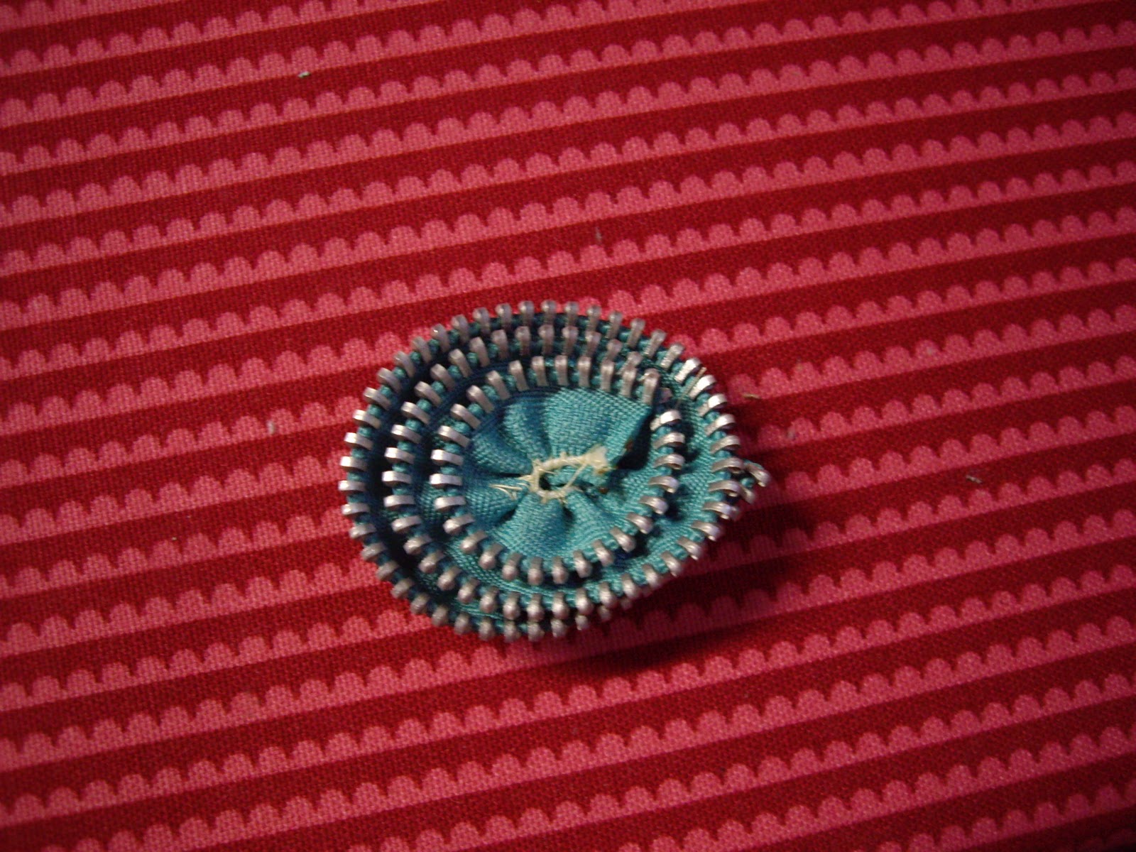 Material Girls Quilts: zipper flower tutorial