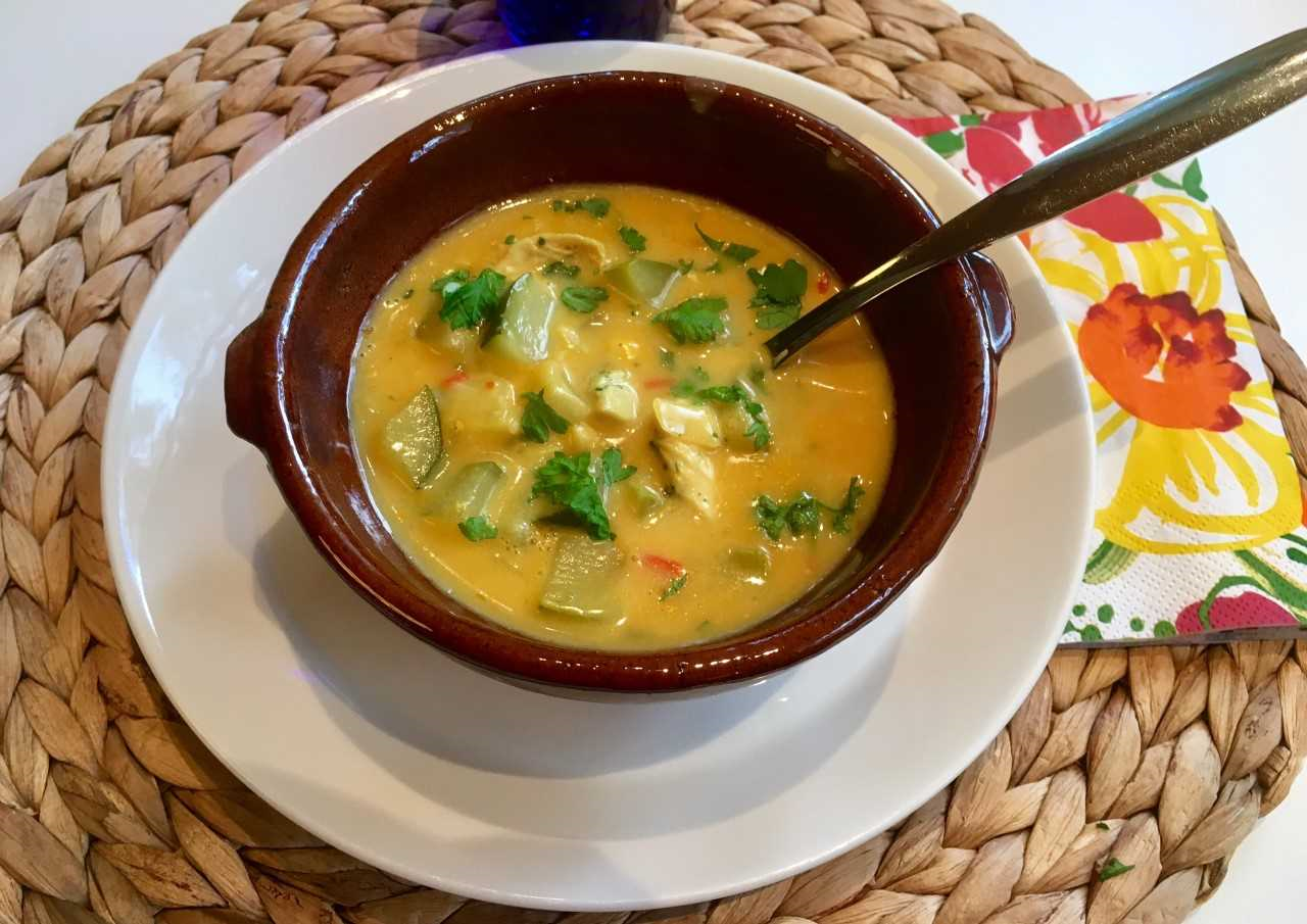 Lentävät sardiinit: Ihanasti mausteinen kanakeitto