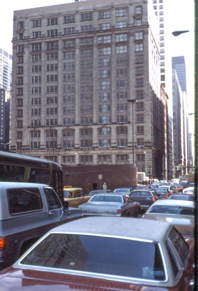 56 Fascinating Photos That Capture Street Scenes of Chicago in the ...