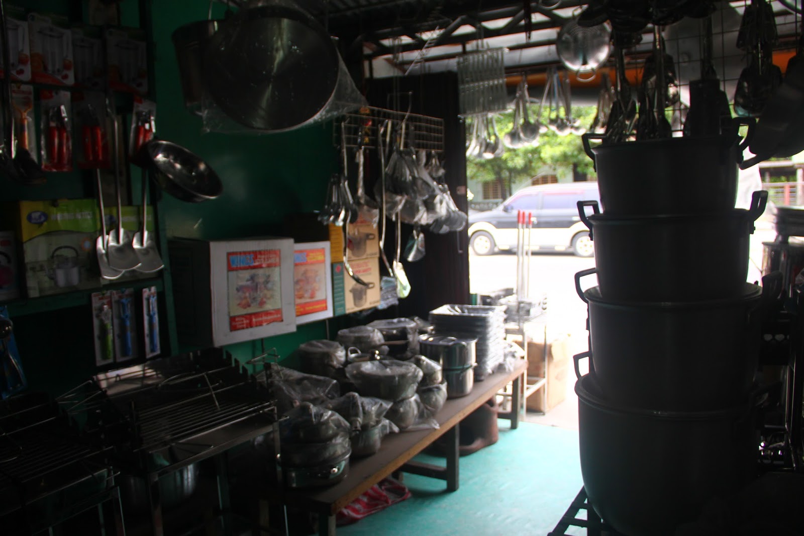 Pampanga: Aluminum Kitchenware Shopping in Floridablanca
