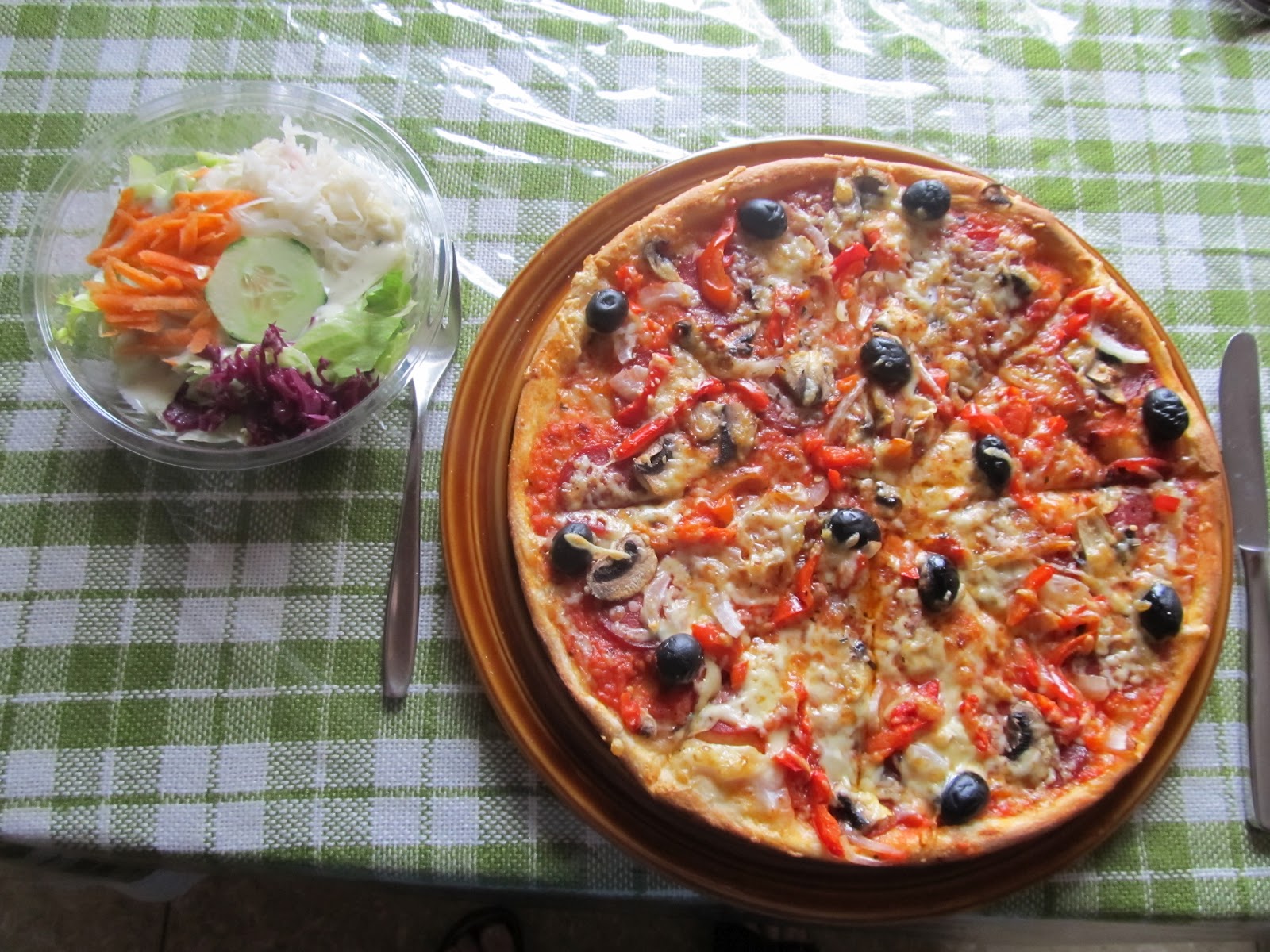 durhamonthecheap: Pizza in Germany - interesting flavor combos