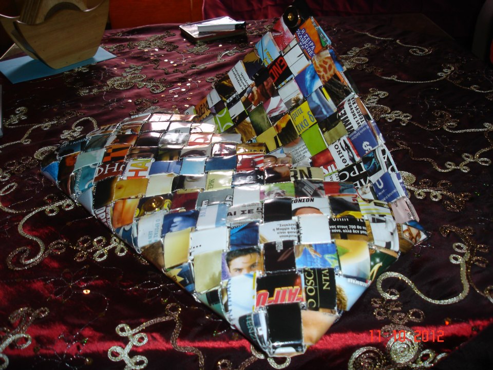 Τιποτα δεν παει χαμενο...: Τσαντακι απο περιοδικα κ εφημεριδες