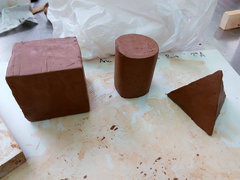 Escultura: Figuras geométricas de barro.