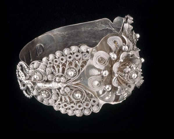 Local style: Indian jewelry: tarakashi filigree