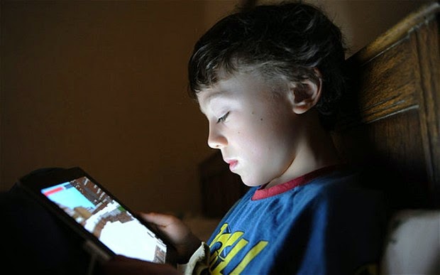 Dampak Jelek Main Handphone Sambil Tiduran - Berkat Ilmu