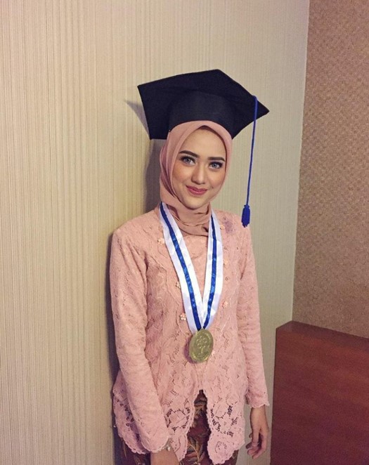 √ 42 Model Baju Wisuda yang Modern Kekinian Paling Elegan Terbaru ...